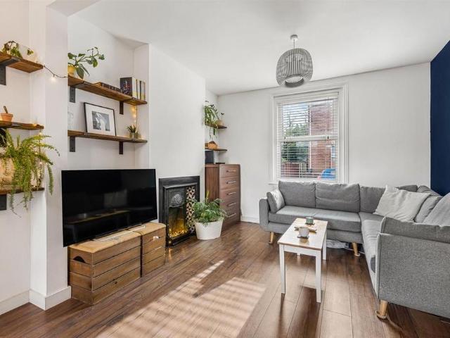 3 bedroom end of terrace house to rent
