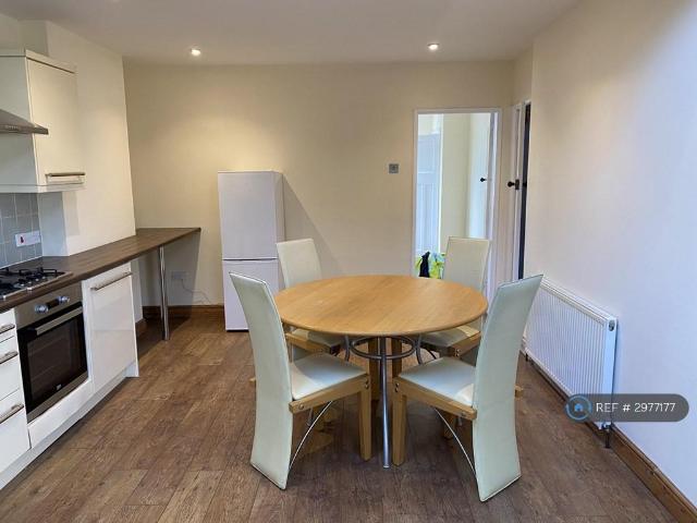 3 bedroom end of terrace house to rent