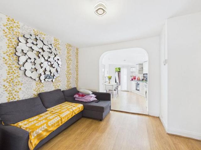 3 bedroom end of terrace house to rent