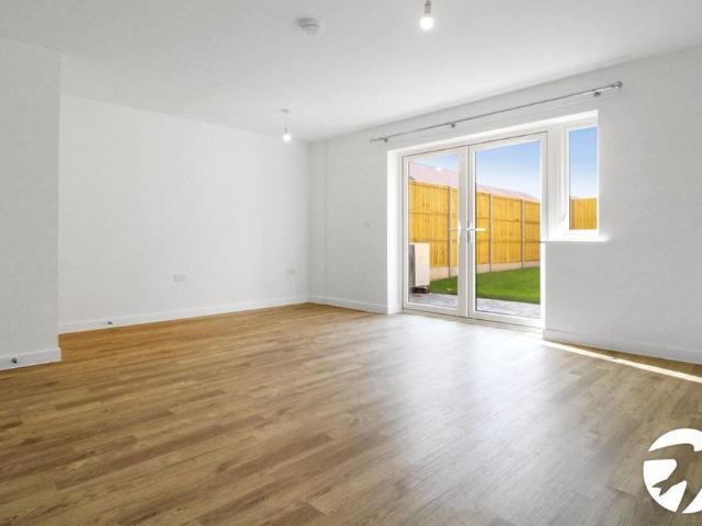 3 bedroom end of terrace house to rent