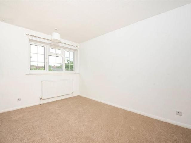 3 bedroom end of terrace house to rent