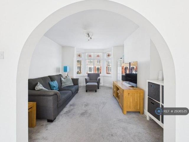 3 bedroom end of terrace house to rent