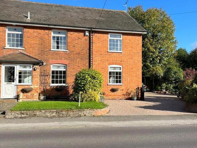 3 bedroom end of terrace house to rent