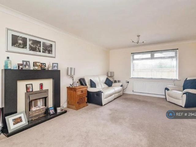 3 bedroom end of terrace house to rent