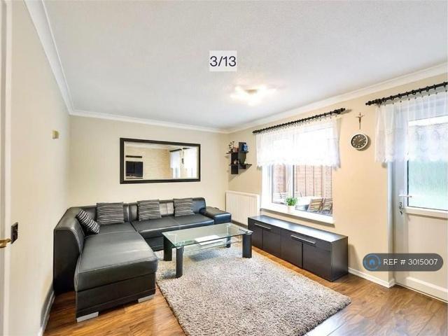 3 bedroom end of terrace house to rent