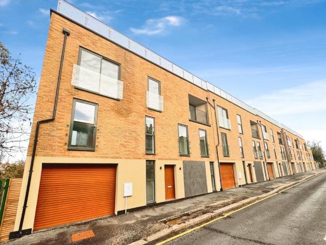 3 bedroom end of terrace house to rent