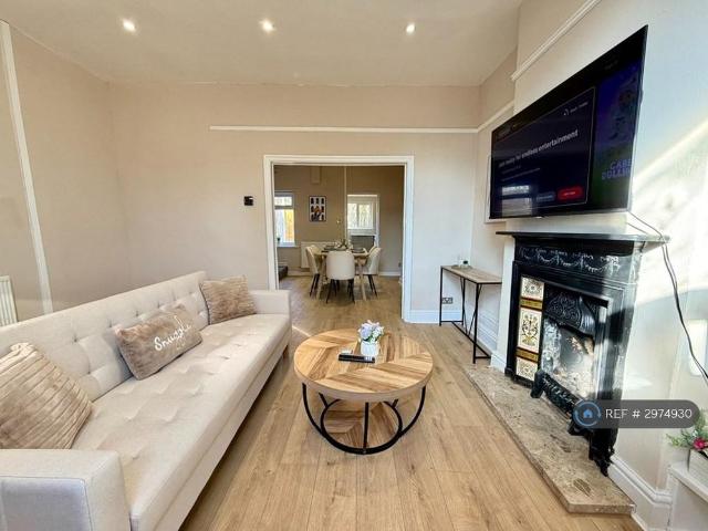 3 bedroom end of terrace house to rent