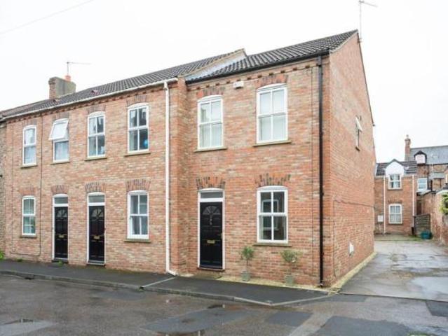 3 bedroom end of terrace house to rent