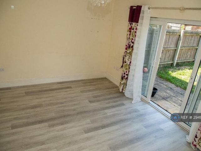 3 bedroom end of terrace house to rent