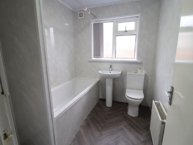 3 bedroom end of terrace house to rent