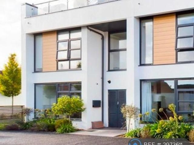 3 bedroom end of terrace house to rent