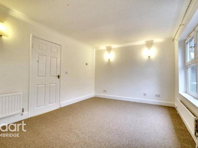 3 bedroom end of terrace house to rent