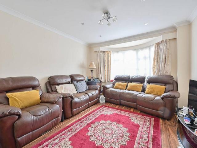 3 bedroom end of terrace house to rent