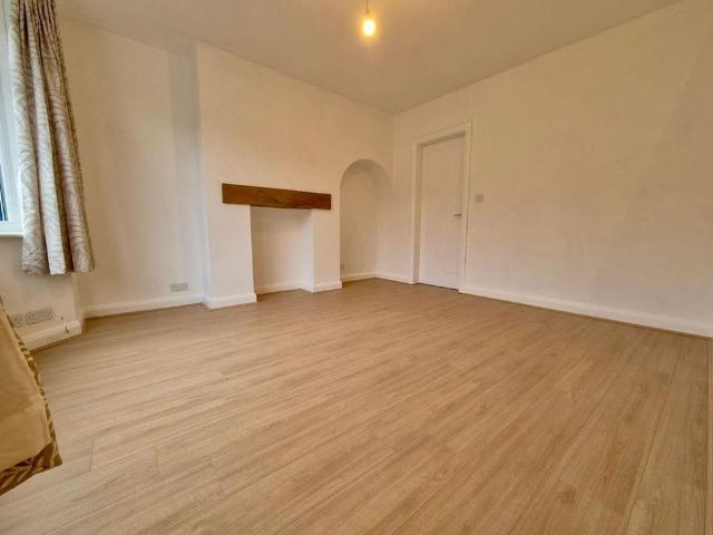 3 bedroom end of terrace house to rent