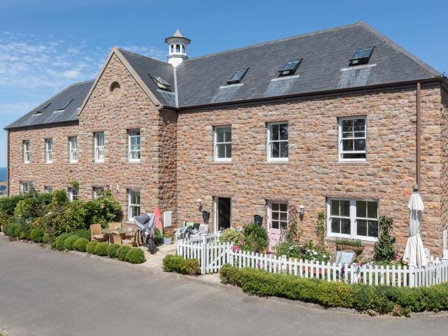 3 bedroom end of terrace house to rent