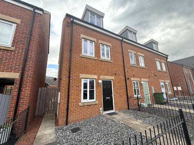 3 bedroom end of terrace house to rent