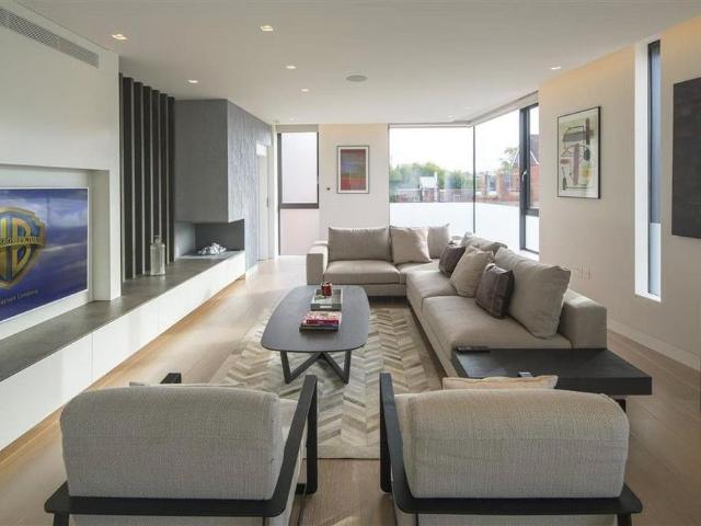 3 bedroom end of terrace house to rent