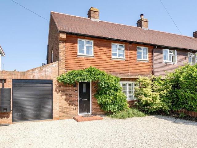 3 bedroom end of terrace house to rent