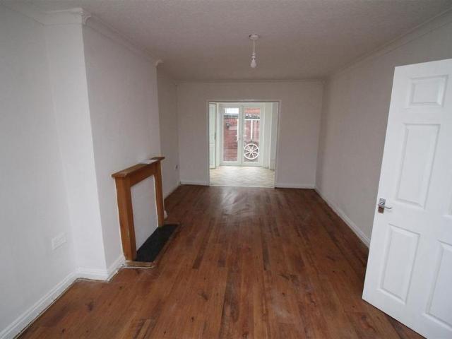 3 bedroom end of terrace house to rent