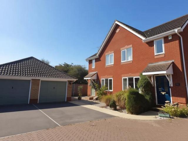 3 bedroom end of terrace house to rent