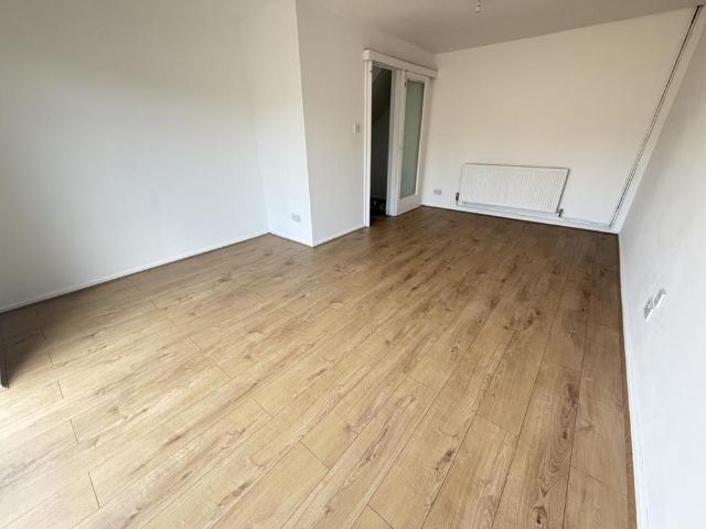 3 bedroom end of terrace house to rent