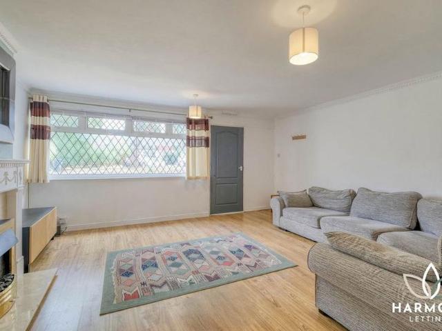 3 bedroom end of terrace house to rent