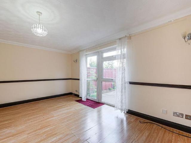 3 bedroom end of terrace house to rent