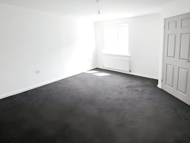 3 bedroom end of terrace house to rent