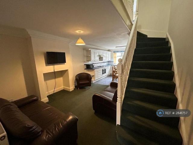 3 bedroom end of terrace house to rent