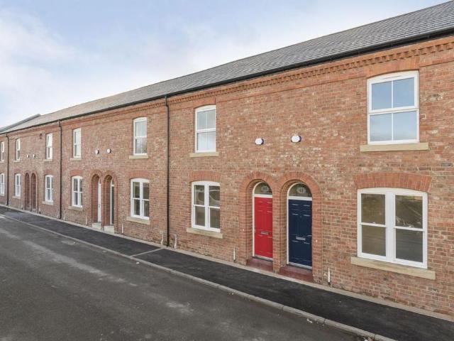 3 bedroom end of terrace house to rent