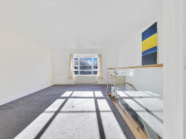 3 bedroom end of terrace house to rent