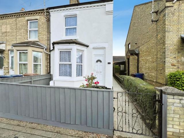 3 bedroom end of terrace house to rent