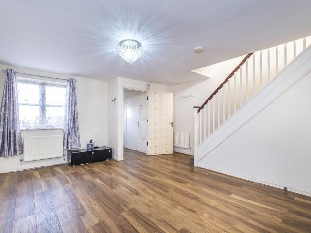 3 bedroom end of terrace house to rent