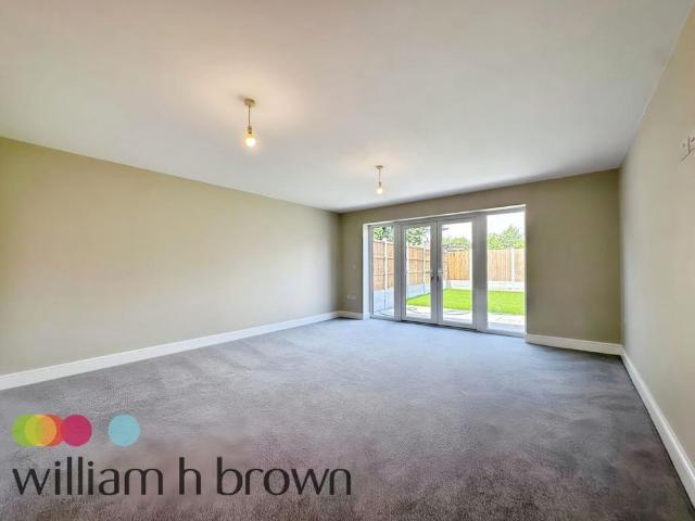 3 bedroom end of terrace house to rent