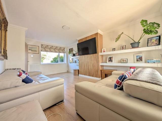 3 bedroom end of terrace house to rent