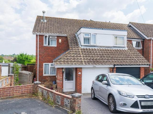 3 bedroom end of terrace house to rent
