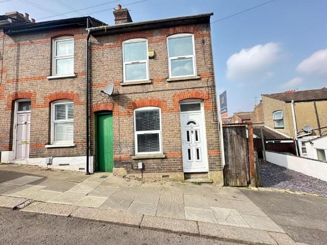 3 bedroom end of terrace house to rent