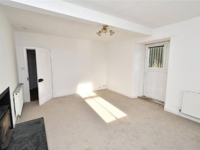 3 bedroom end of terrace house to rent