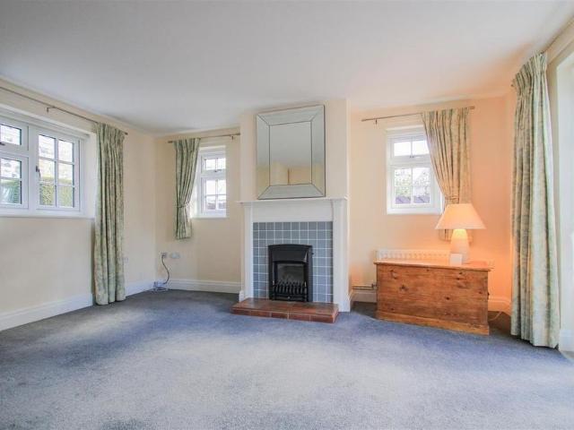 3 bedroom end of terrace house to rent