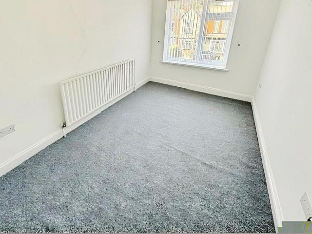 3 bedroom end of terrace house to rent