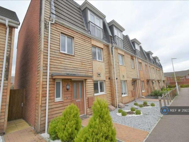 3 bedroom end of terrace house to rent