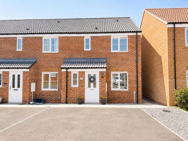 3 bedroom end of terrace house to rent