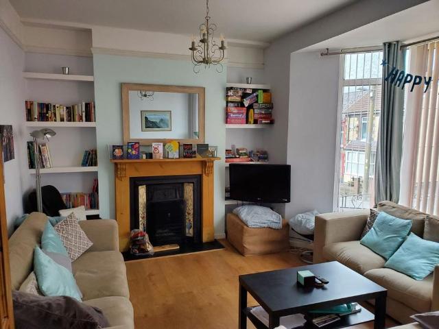 3 bedroom end of terrace house to rent