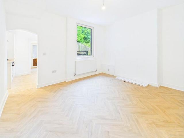 3 bedroom end of terrace house to rent