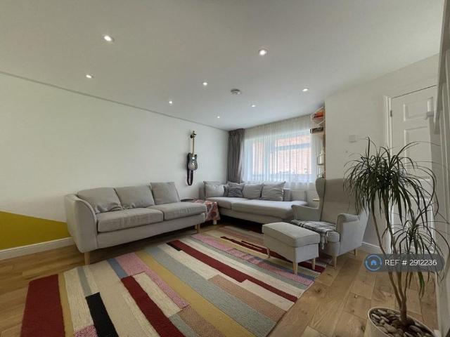 3 bedroom end of terrace house to rent