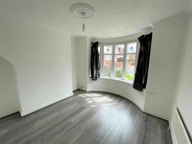 3 bedroom end of terrace house to rent