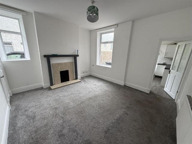 3 bedroom end of terrace house to rent