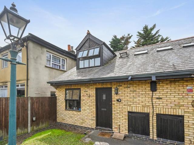 3 bedroom end of terrace house to rent