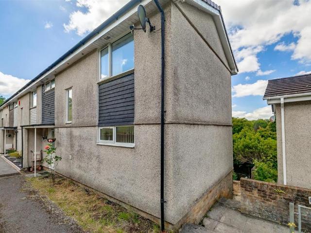 3 bedroom end of terrace house to rent