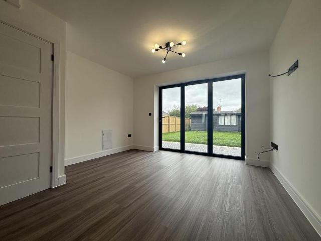 3 bedroom end of terrace house to rent